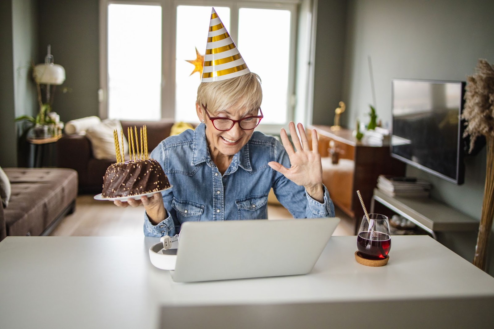 How to Host a Virtual Lunch That Builds Team Culture